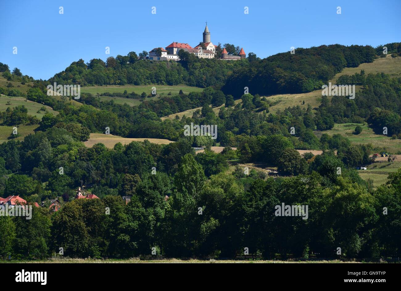 Kahla, Germany. 25th Aug, 2016. The Leuchtenburg stands high above ...