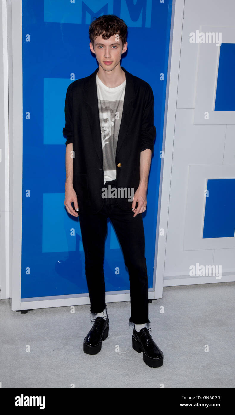 New York, Us. 28th Aug, 2016. Singer Troye Sivan attends the MTV Video ...