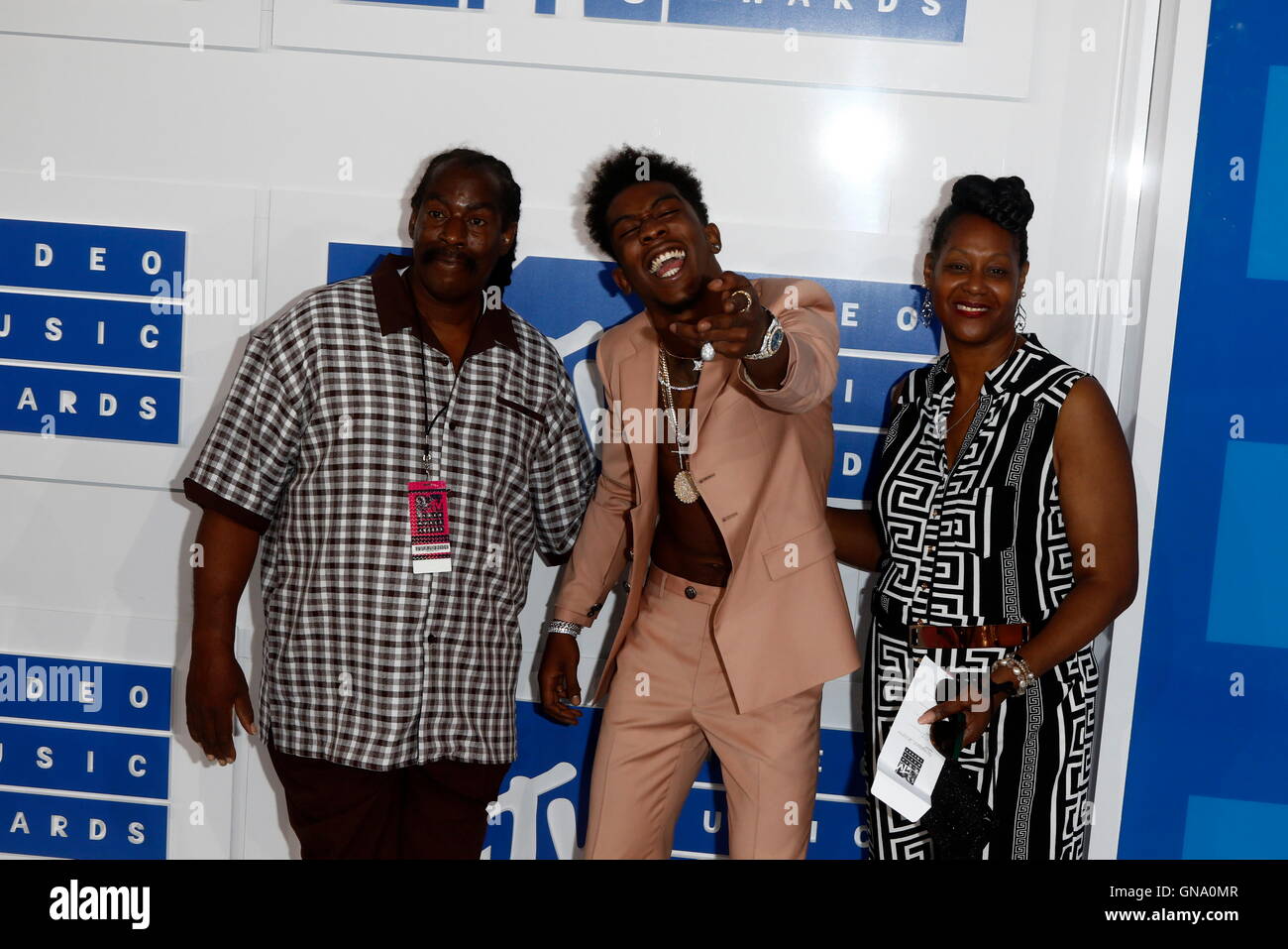 New York, Us. 29th Aug, 2016. Rapper Desiigner (center) and his parents ...