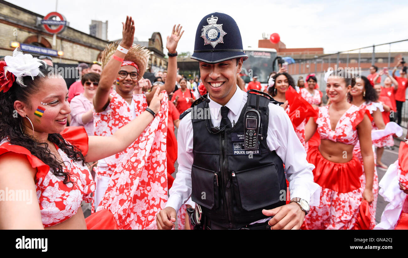 Notting hill carnival police dancing hi-res stock photography and ...