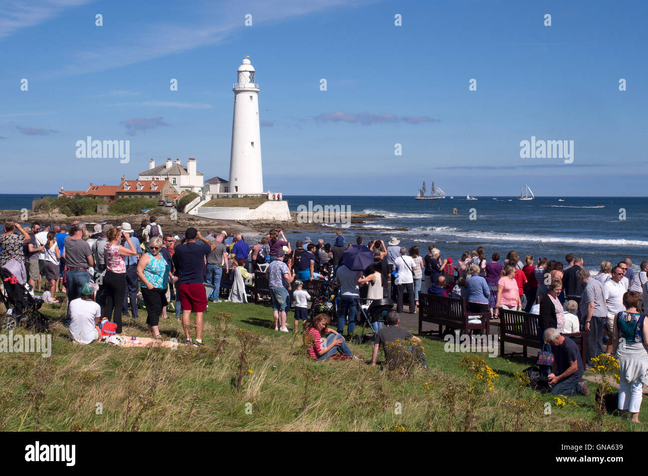 Whitley Bay, UK. 29th Aug, 2016. Crowds watching the North Sea Tall ...