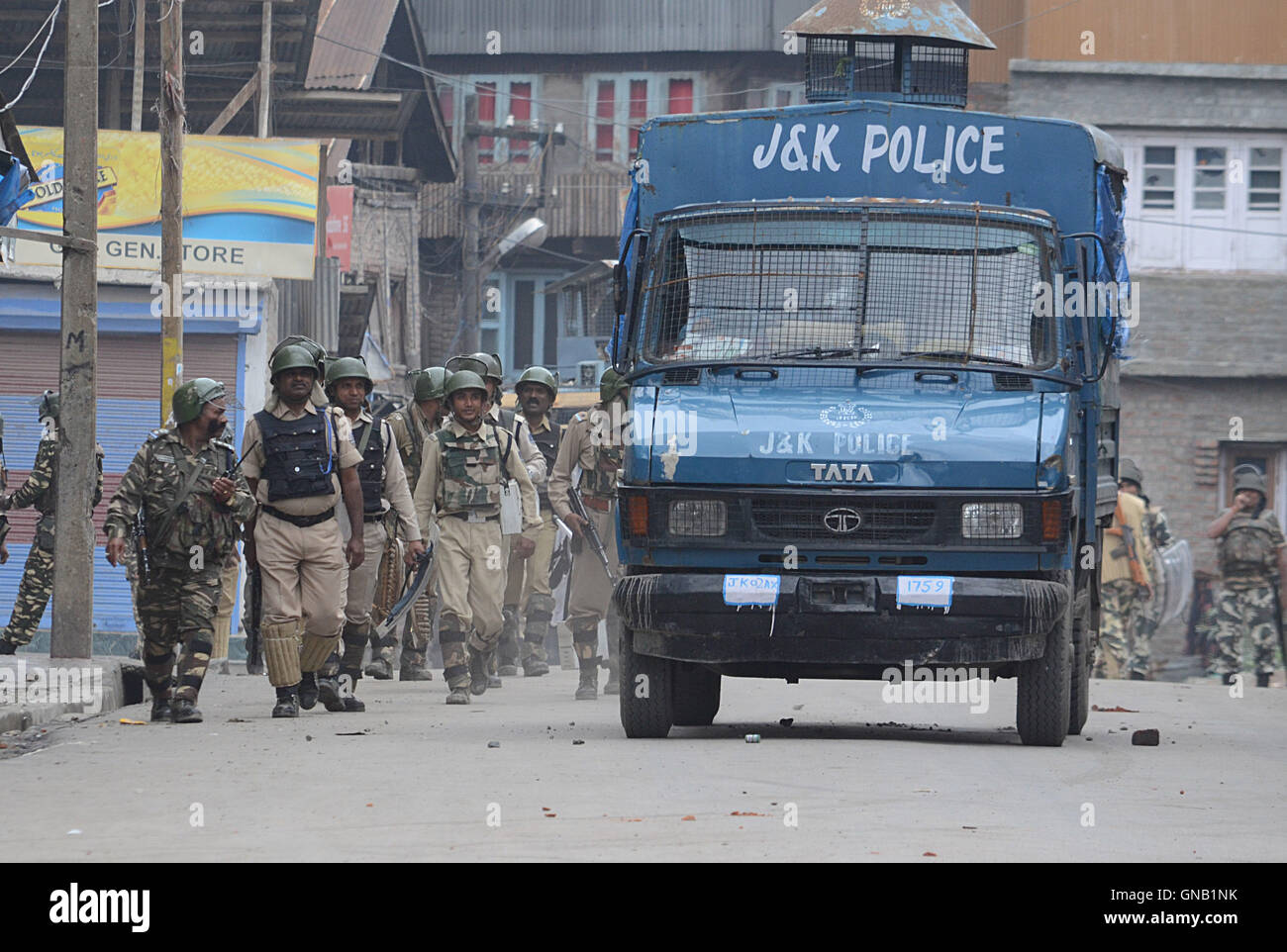 Srinagar, Kashmir. 29th Aug, 2016. Indian paramilitary troops enforce ...