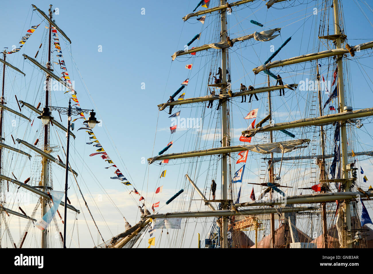 Aloft ship sail rigging hi-res stock photography and images - Alamy