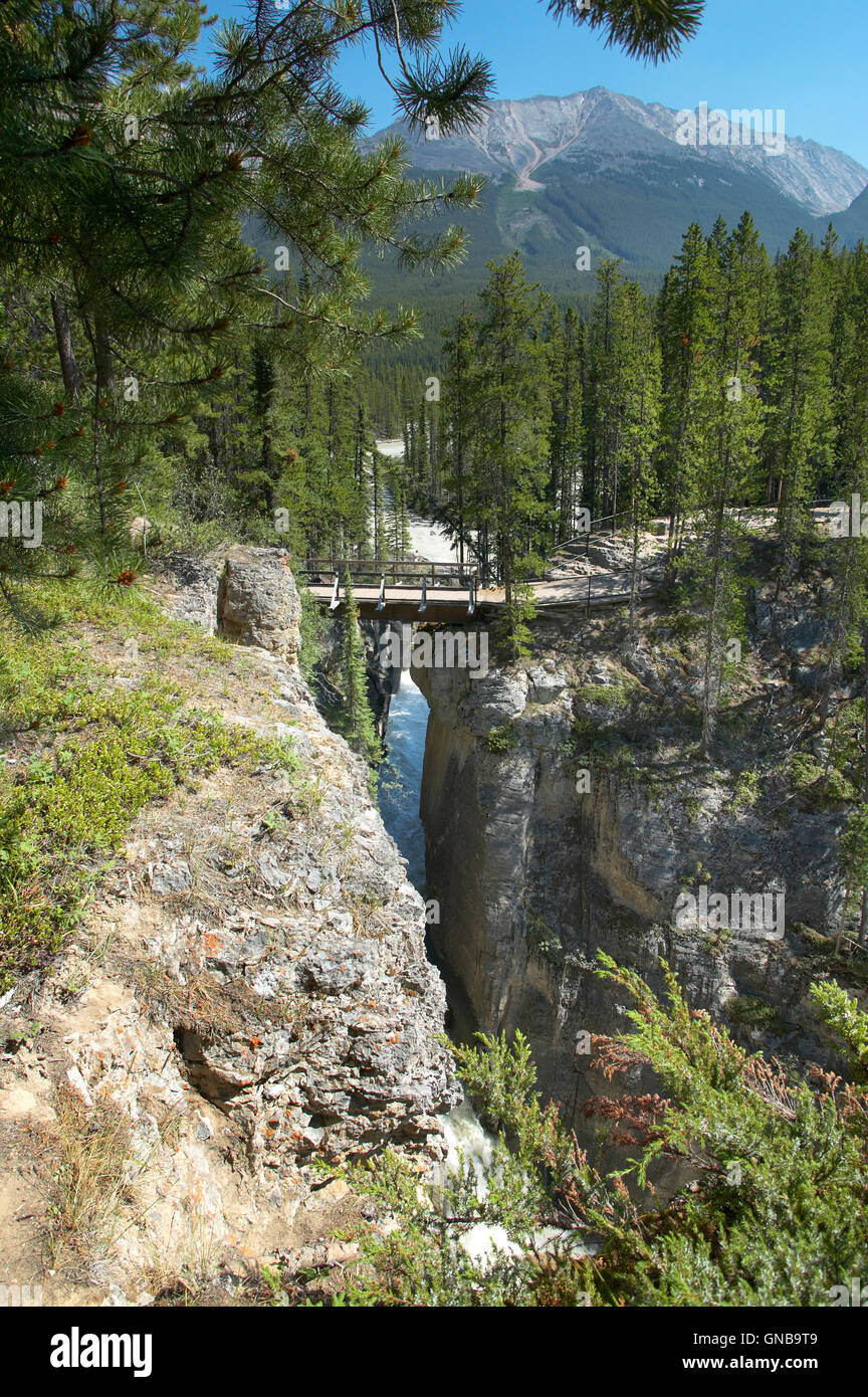 Vertical canadian landscape hi-res stock photography and images - Alamy