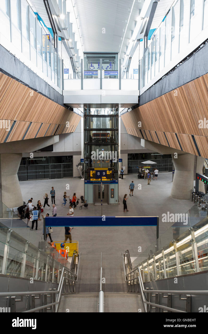 Members of the public try out the new concourse and platforms at London ...