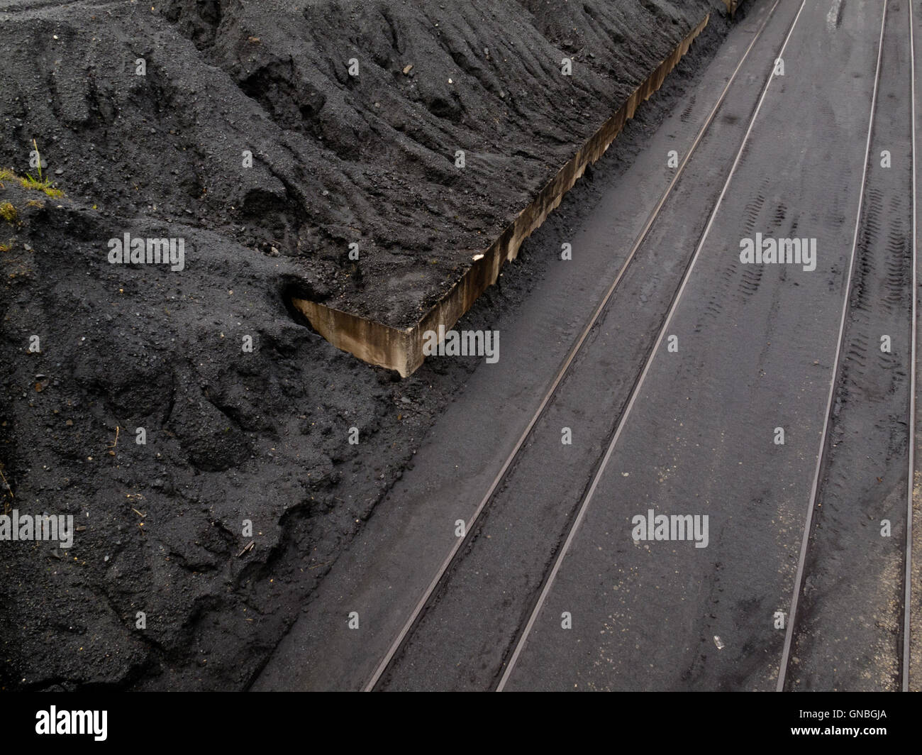 Coal mine rail loading hi-res stock photography and images - Alamy