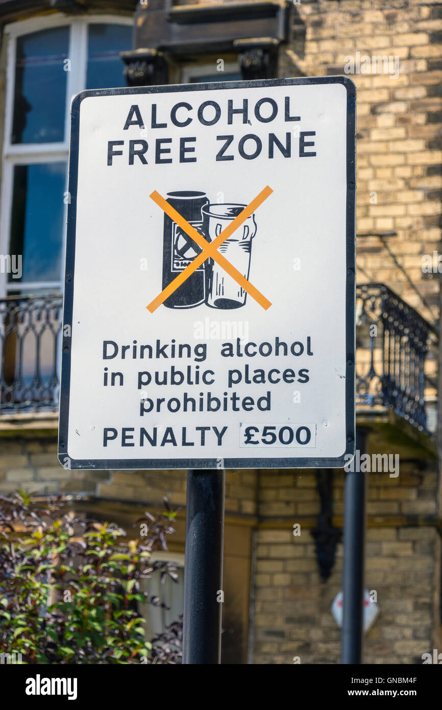 Alcohol Free Zone warning sign with £500 penalty Stock Photo - Alamy