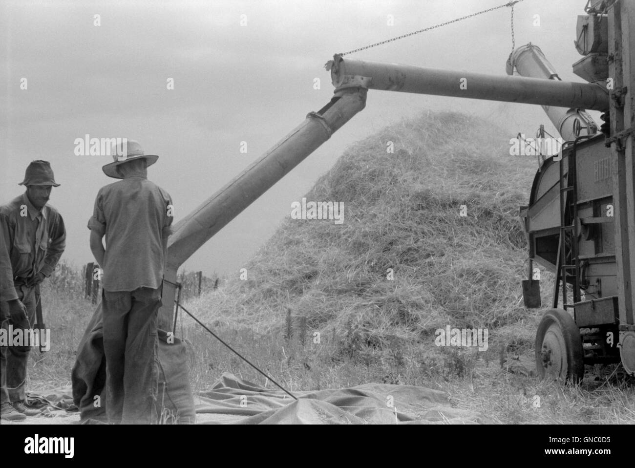 Threshing machine historical hi-res stock photography and images - Alamy