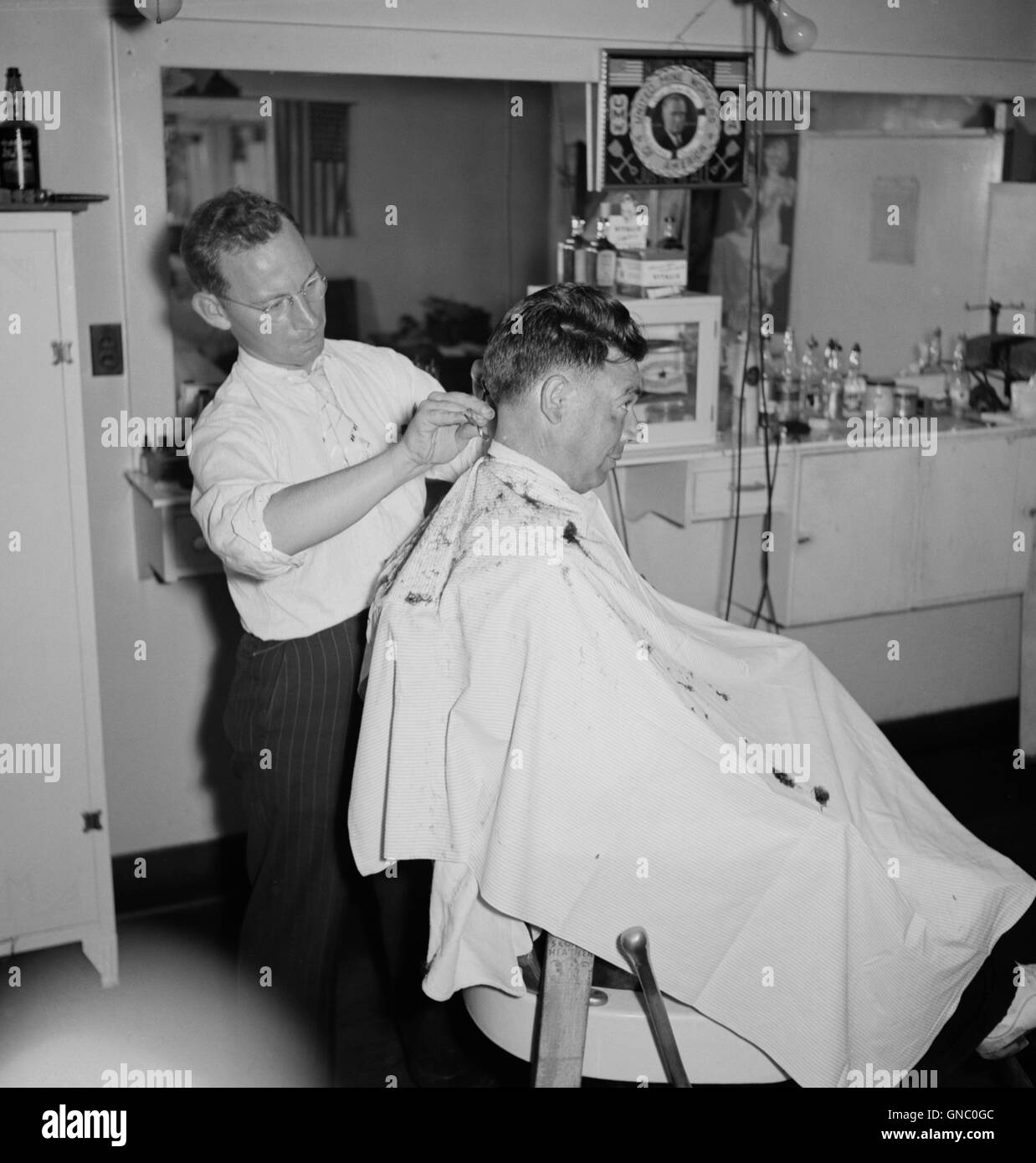 1930s barber shop hi-res stock photography and images - Alamy