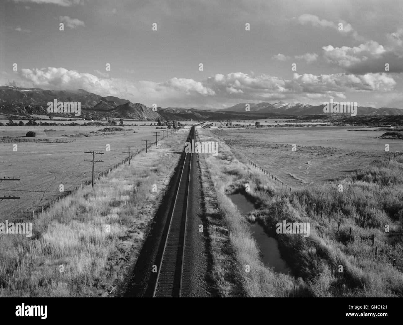 Black and white railroad tracks hi-res stock photography and images - Alamy