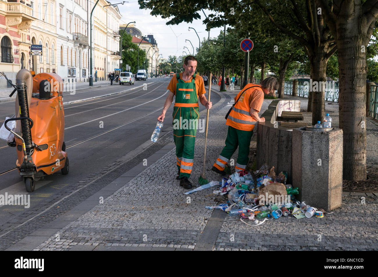 Cleaning up litter street hi-res stock photography and images - Alamy