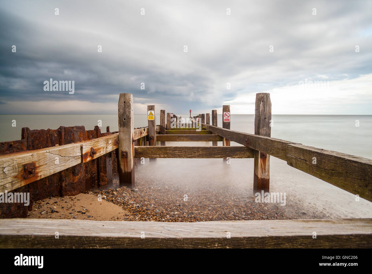 Wood groins and shingle beach hi-res stock photography and images - Alamy