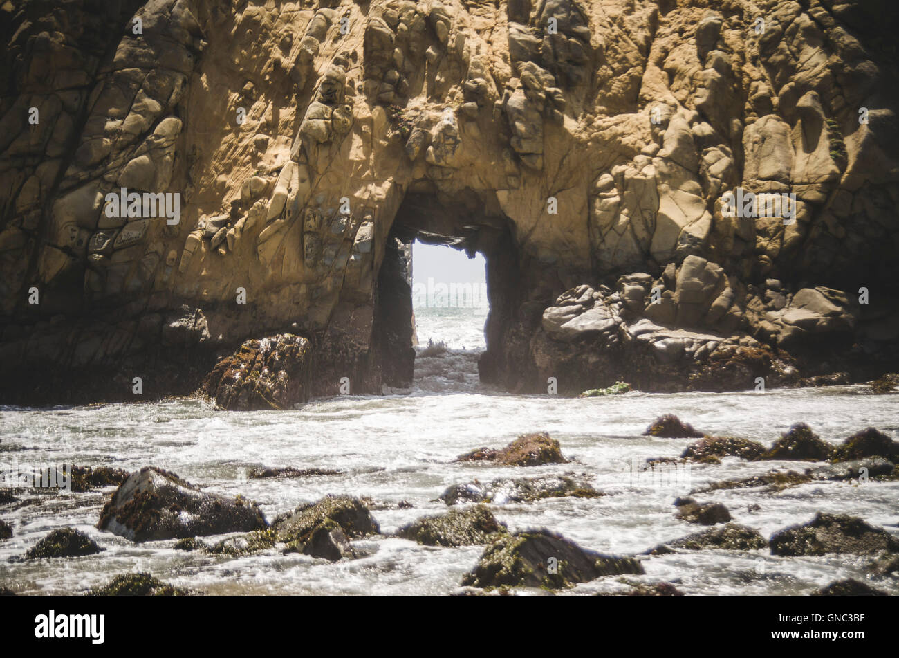 Keyhole arch rock formation hi-res stock photography and images - Alamy