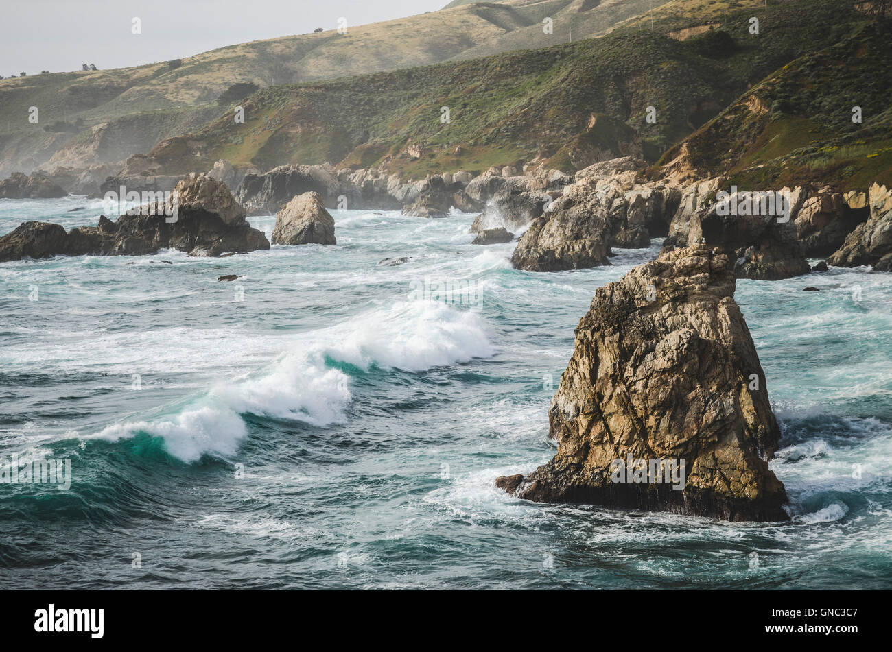 Ocean waves and jagged rocks hi-res stock photography and images - Alamy