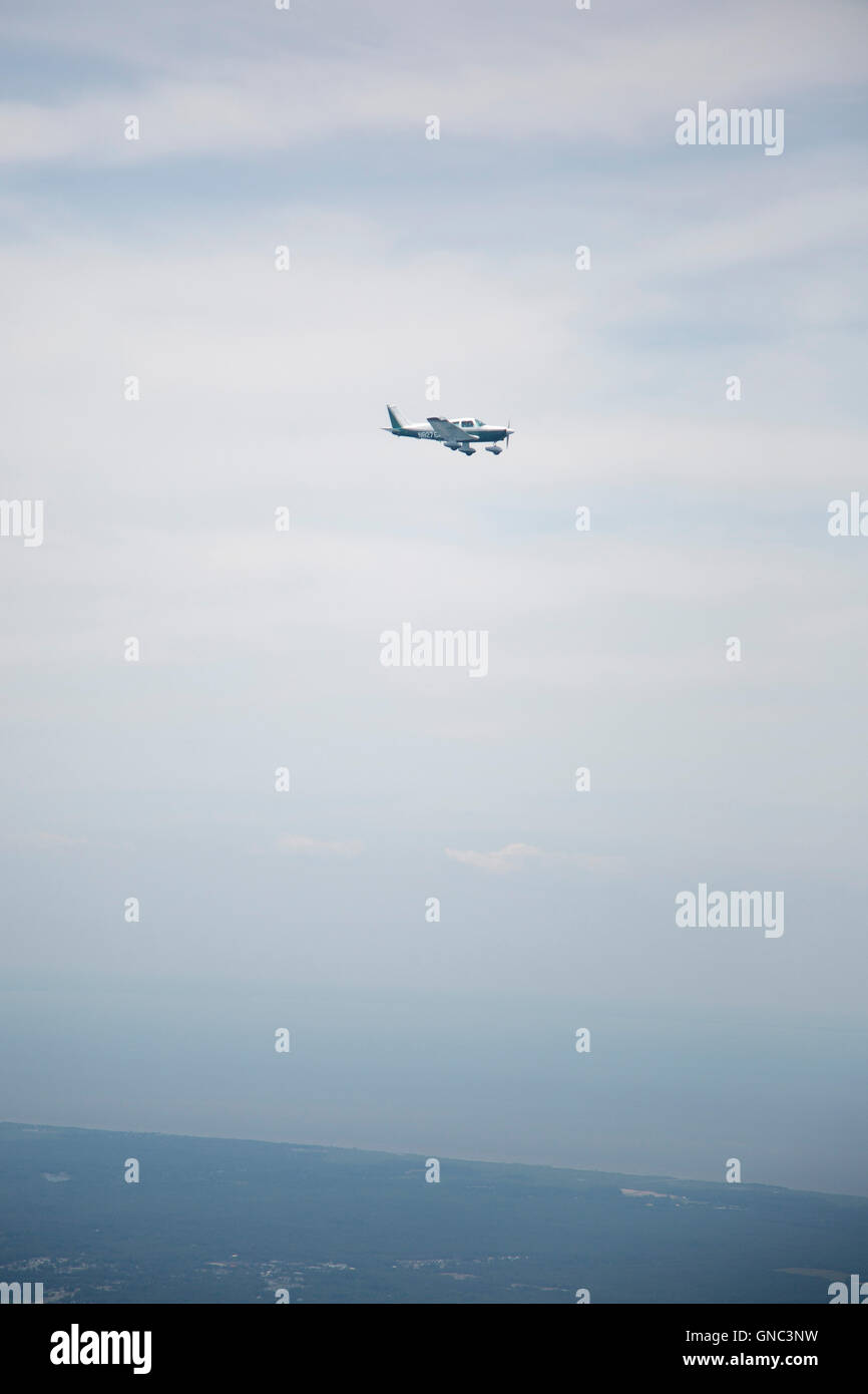 Piper Airplane in Mid-Flight Stock Photo - Alamy