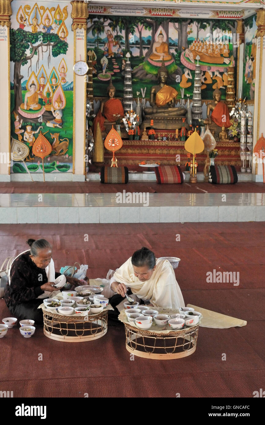 Vientiane, Wat That Tai, Pilgrims Eating Inside Temple Stock Photo - Alamy