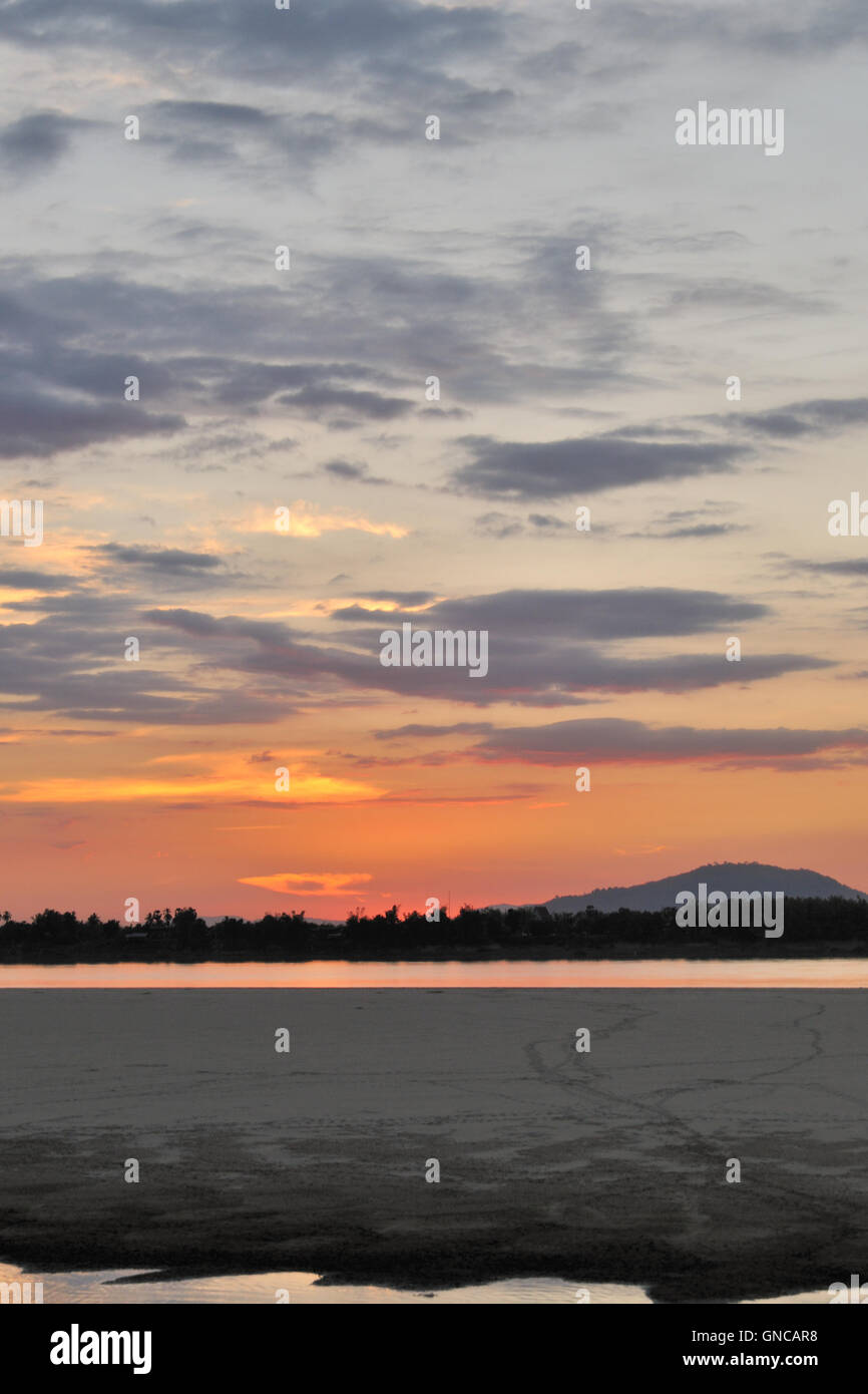 Don Daeng, The Mekong River At Sunset Stock Photo - Alamy