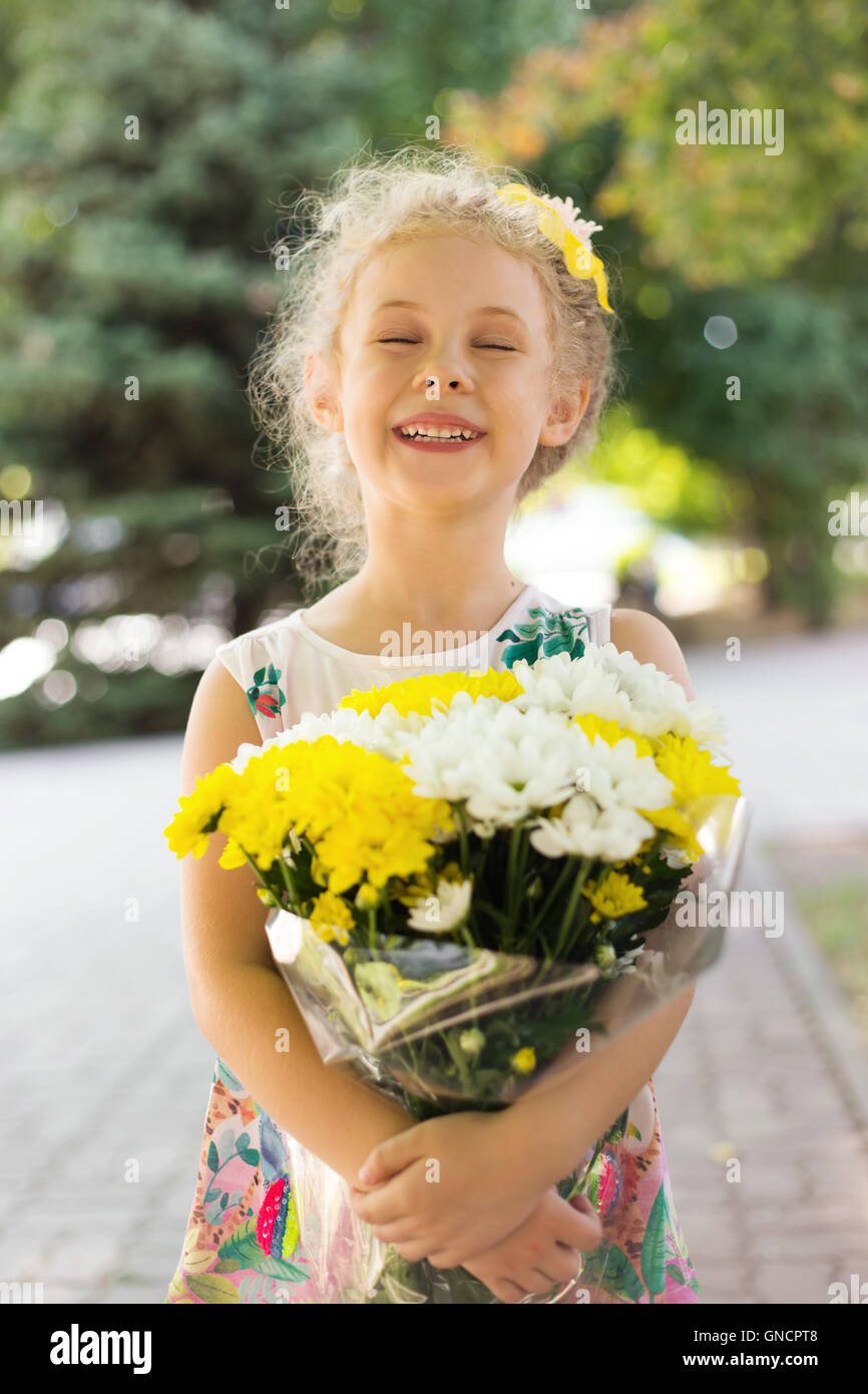Giving girl flowers hi-res stock photography and images - Alamy