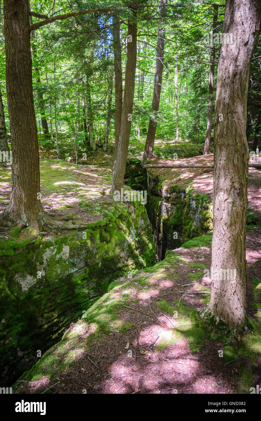 Narrow rock ledge hi-res stock photography and images - Alamy