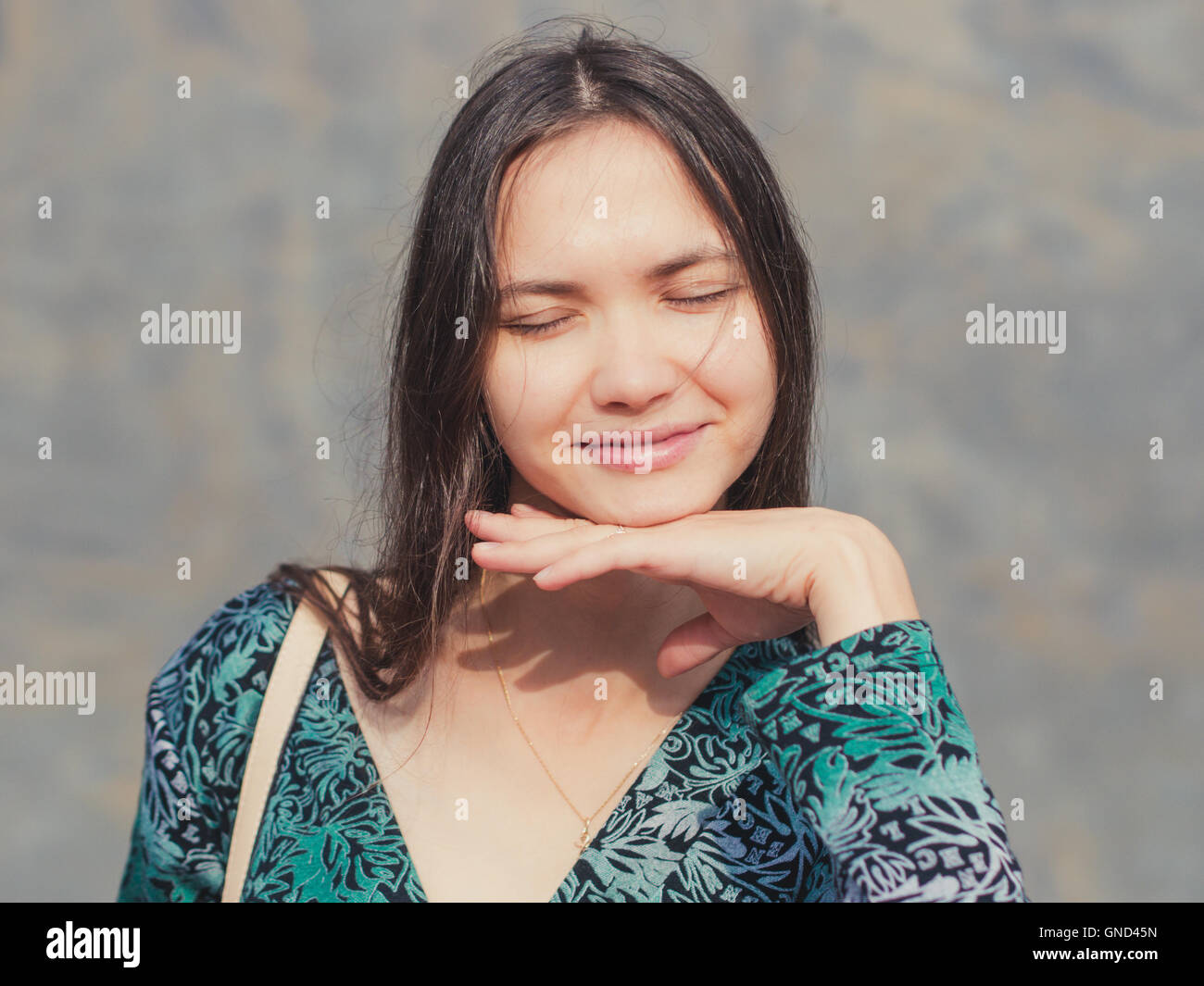 Holding hand under chin hi-res stock photography and images - Alamy