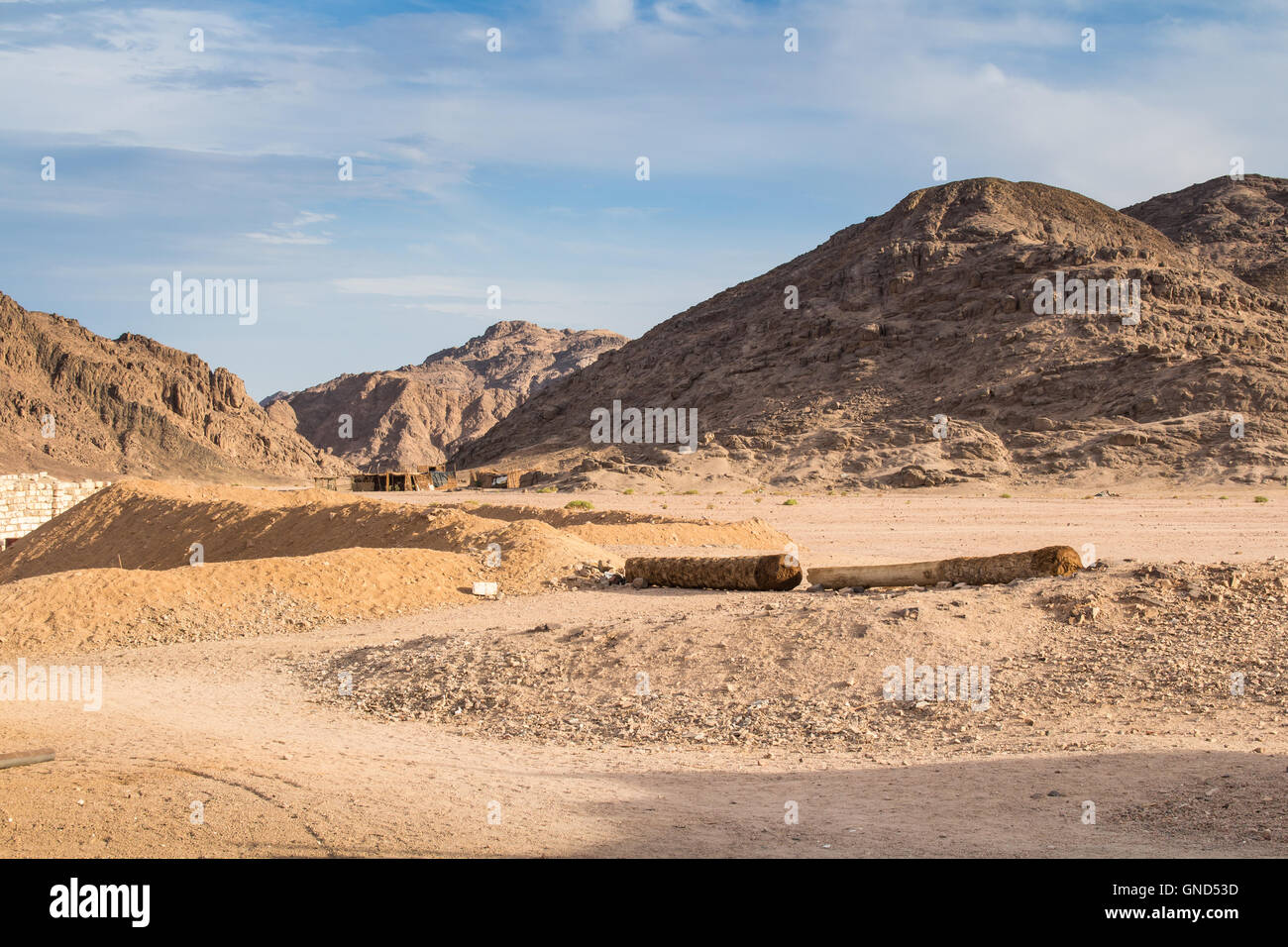 Hills in the desert hi-res stock photography and images - Alamy