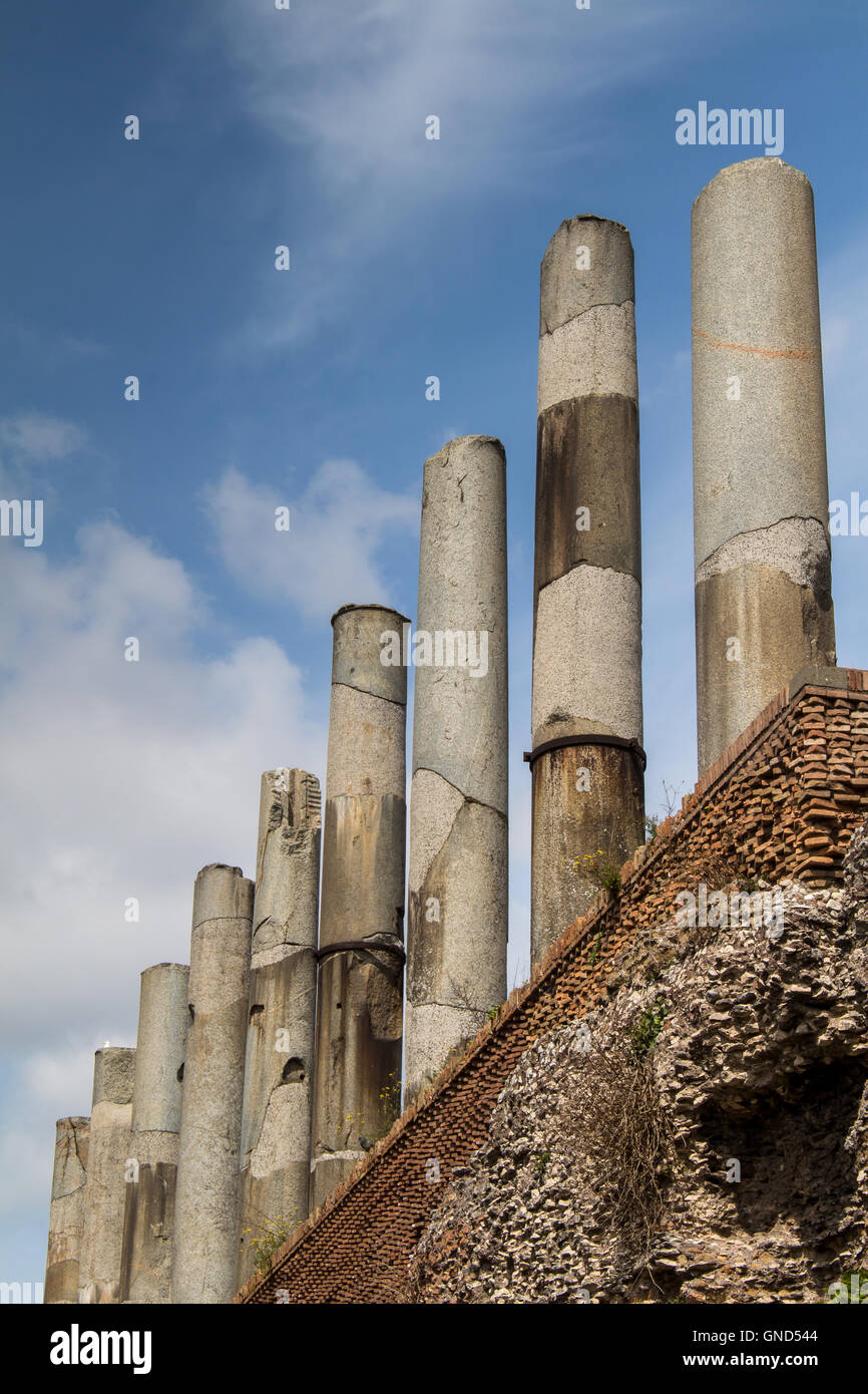 Diagonal columns hi-res stock photography and images - Alamy