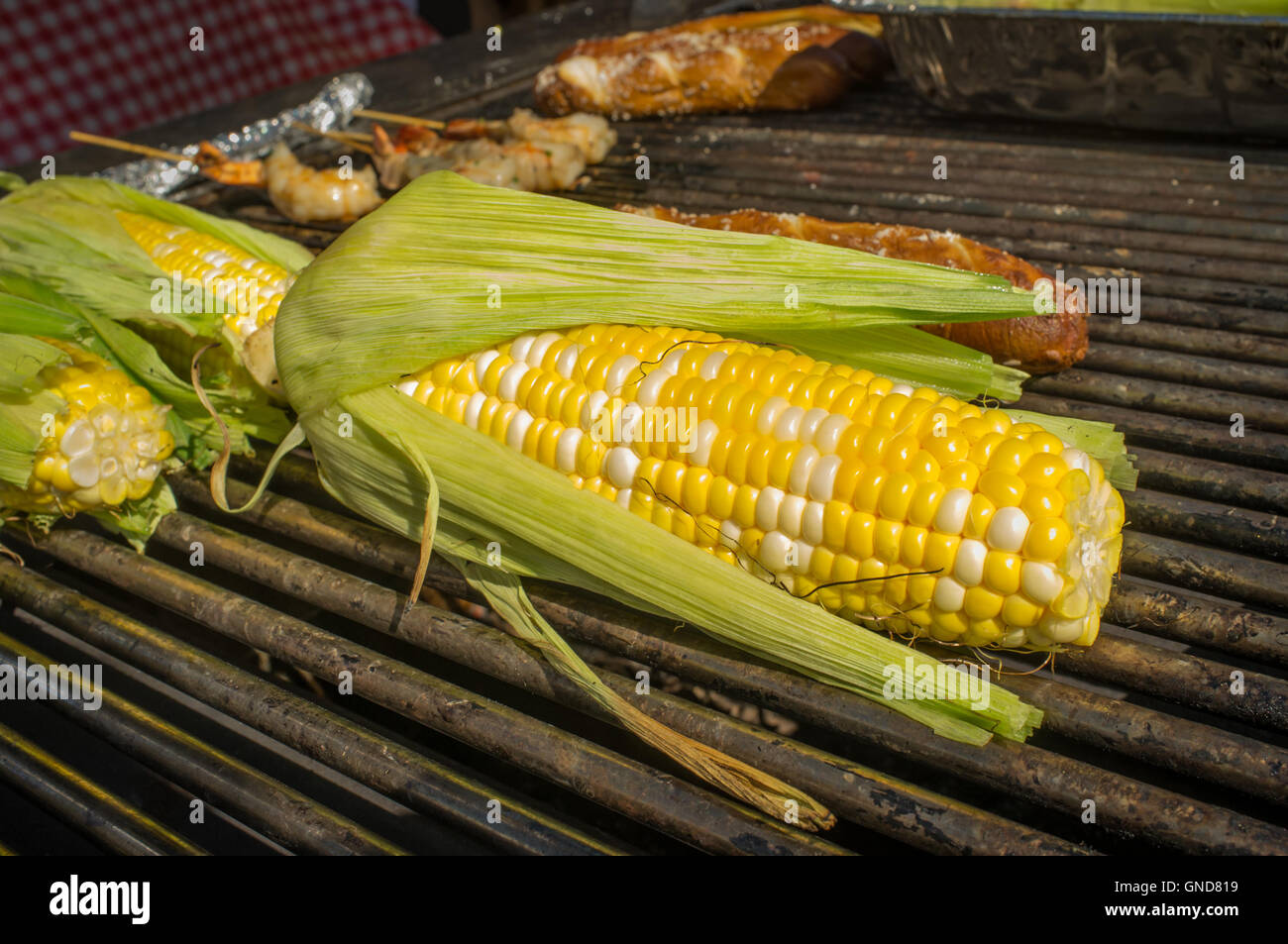 Grilling fresh corn on the cob at summer vacation barbecue Stock Photo ...