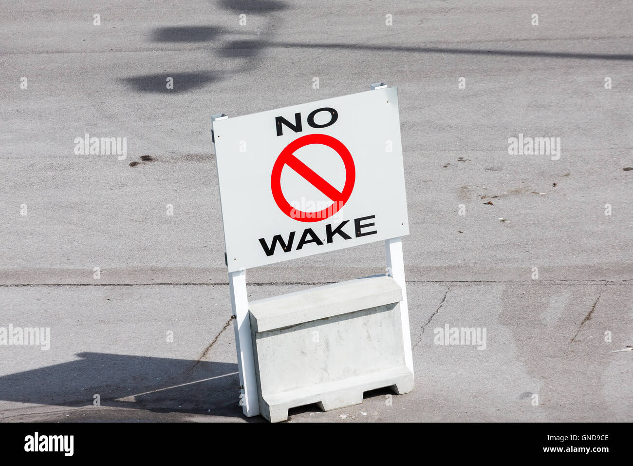 No wake water safety sign hi-res stock photography and images - Alamy