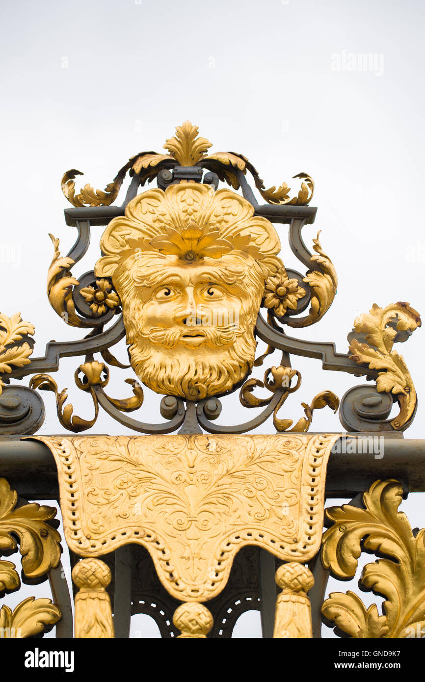 Gilded face on a gate at Hampton Court palace, London Stock Photo - Alamy