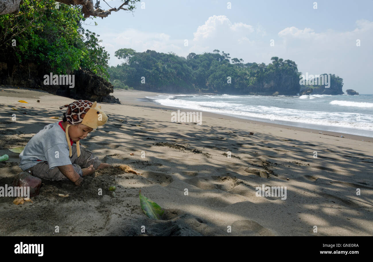 Children playing with sand hi-res stock photography and images - Alamy