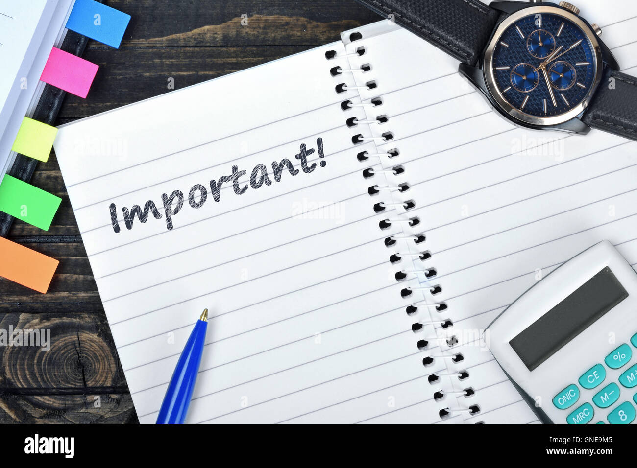 Important text on notepad and watch on desk Stock Photo - Alamy