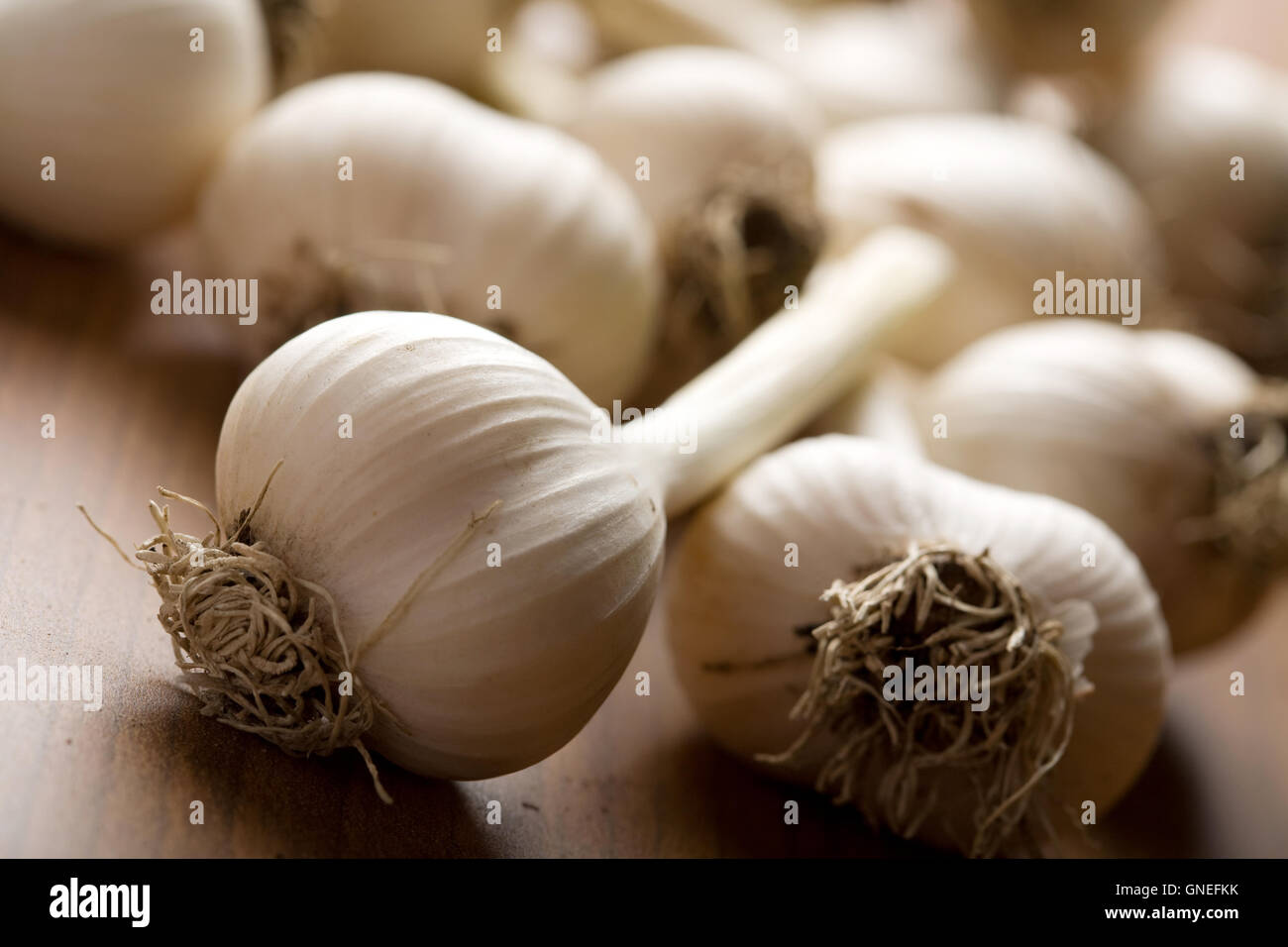 fresh garlic background Stock Photo - Alamy