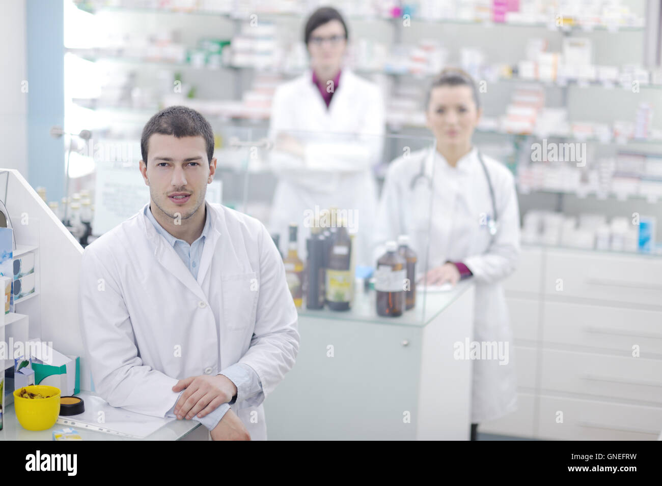 Pharmacy drugstore people team hi-res stock photography and images - Alamy