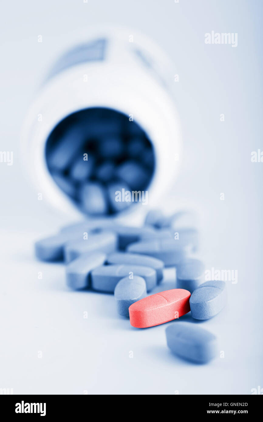 One red pill and one blue pill hi-res stock photography and images - Alamy