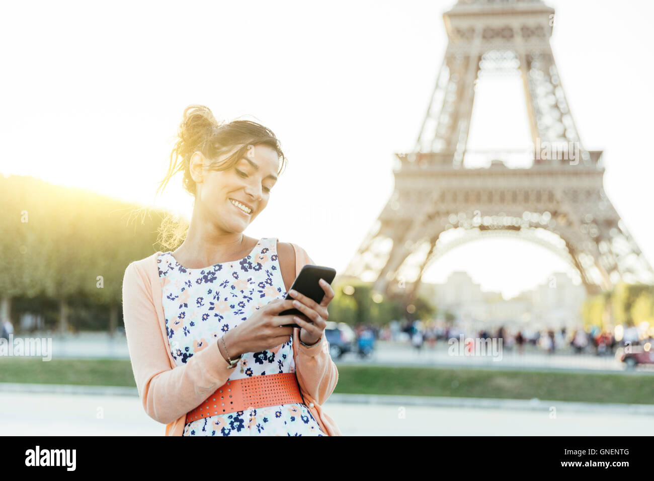 Woman travel paris hi-res stock photography and images - Alamy