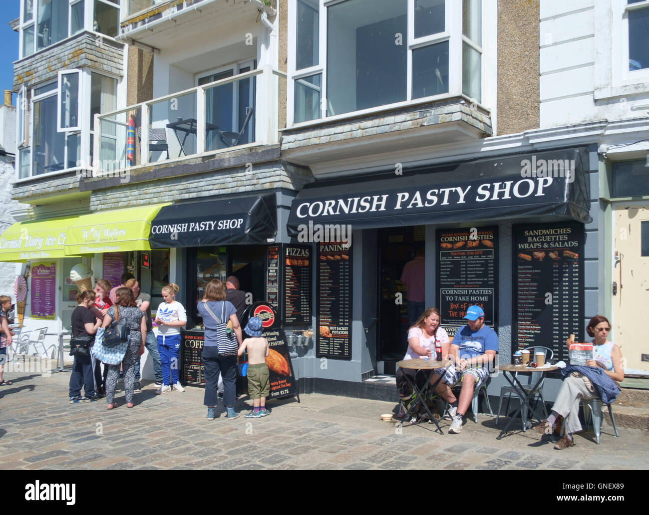 Cornwall uk shops hi-res stock photography and images - Alamy