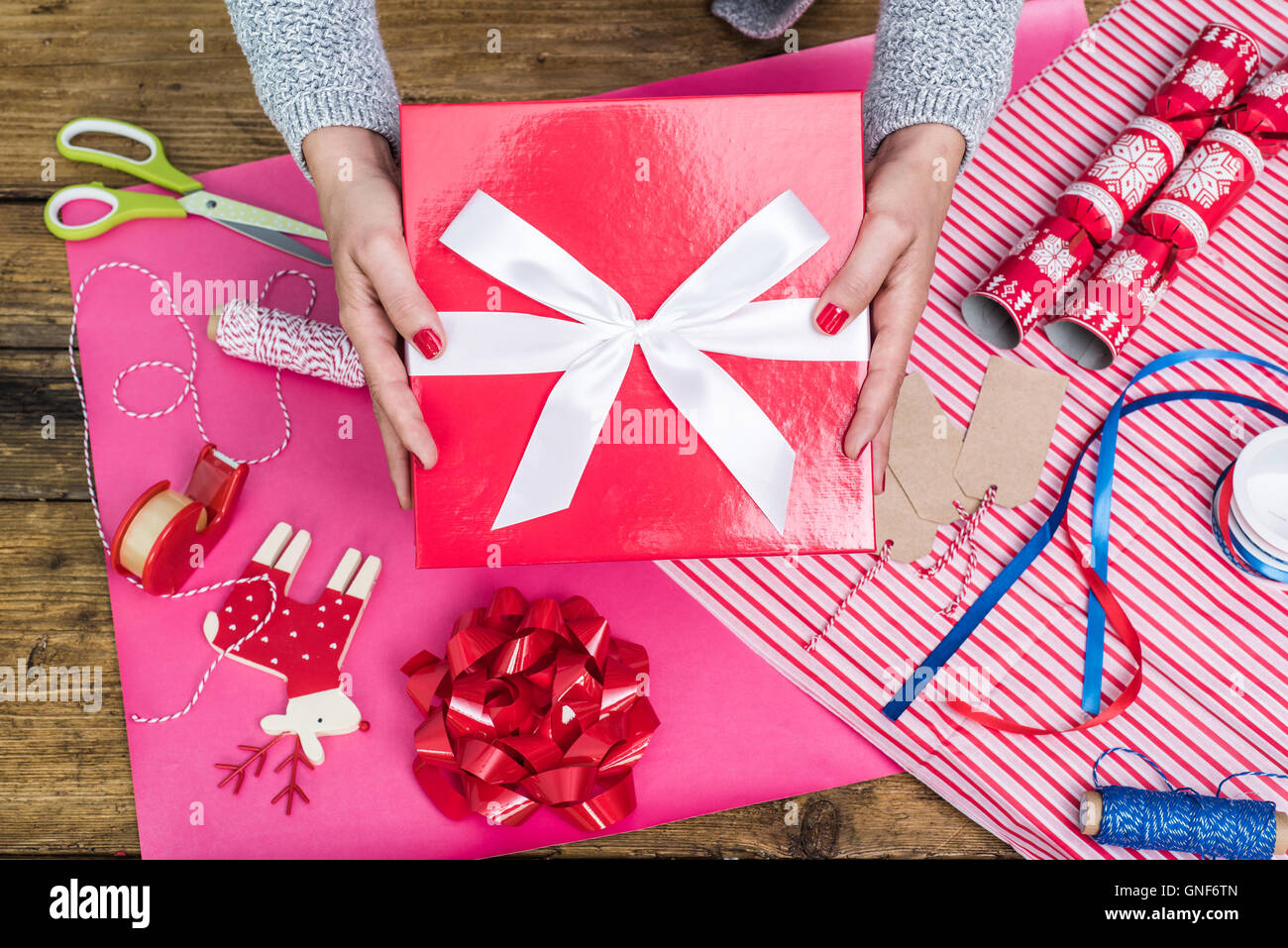 Hand wrap hi-res stock photography and images - Alamy