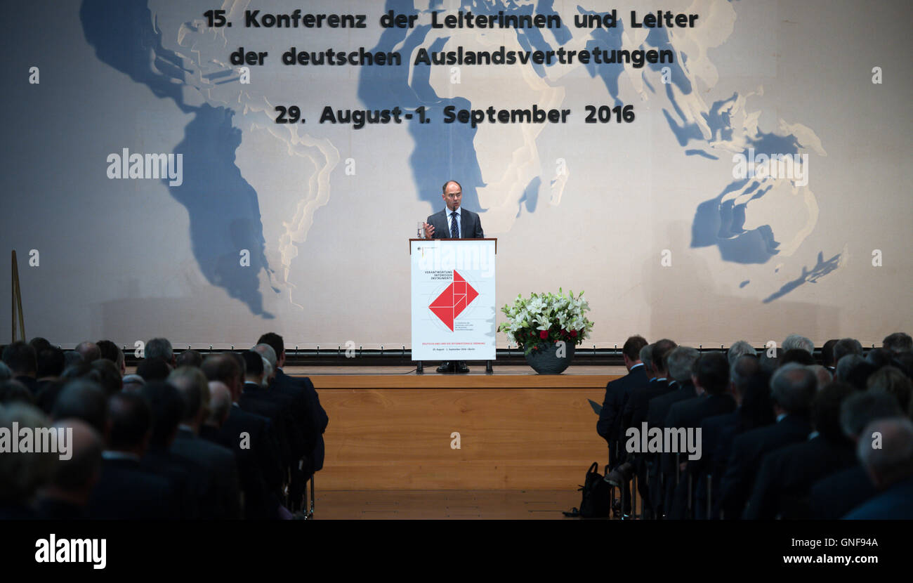 2016 warren hi-res stock photography and images - Alamy