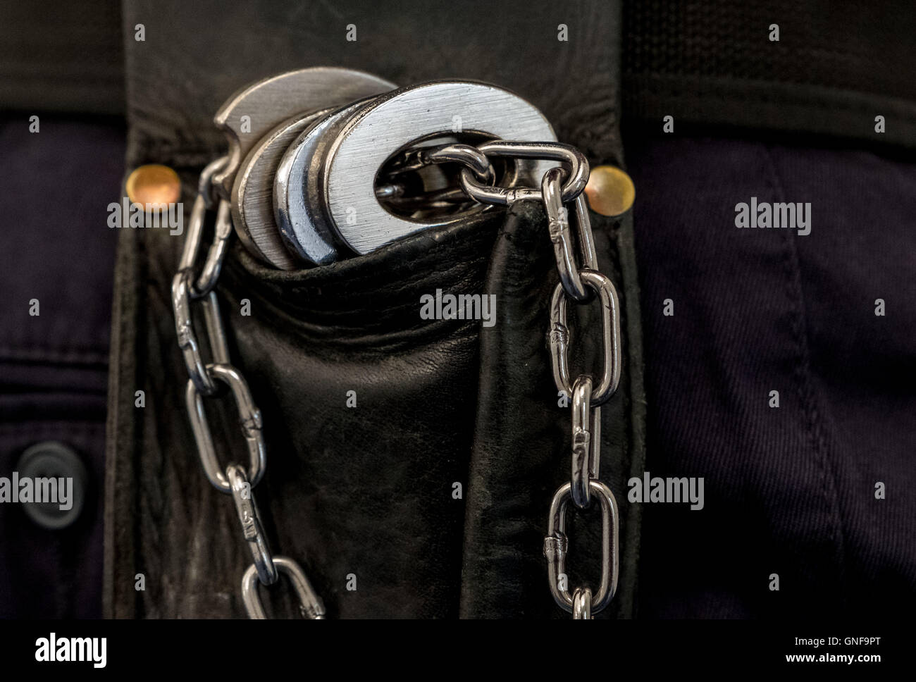 Wolfenbuettel, Germany. 25th Aug, 2016. A prison guard carries a bunch ...