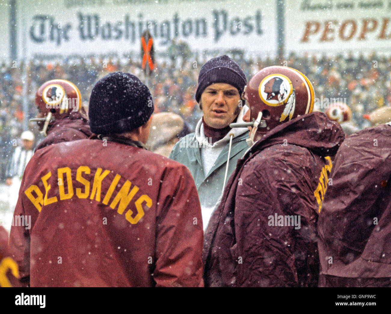 Washington Redskins back-up quarterback Sam Wyche (18), center ...