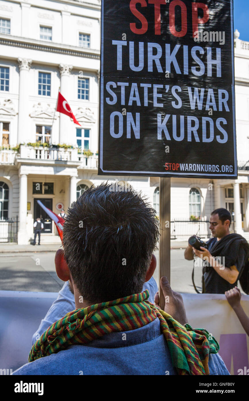 London, UK. 30th August, 2016. Members of the UK's Kurdish community ...