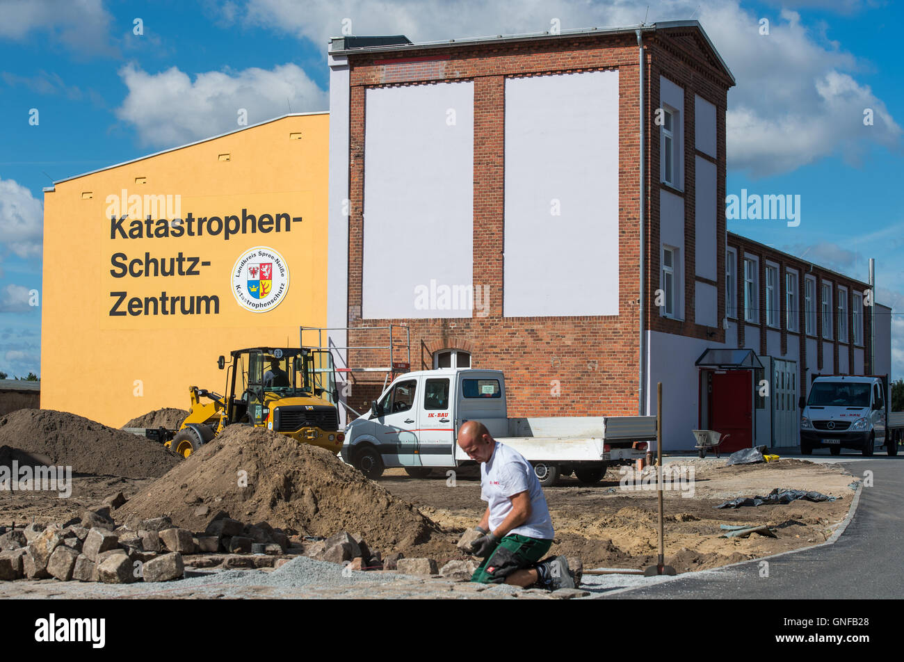 Forst, Germany. 30th Aug, 2016. The last exterior construction work ...