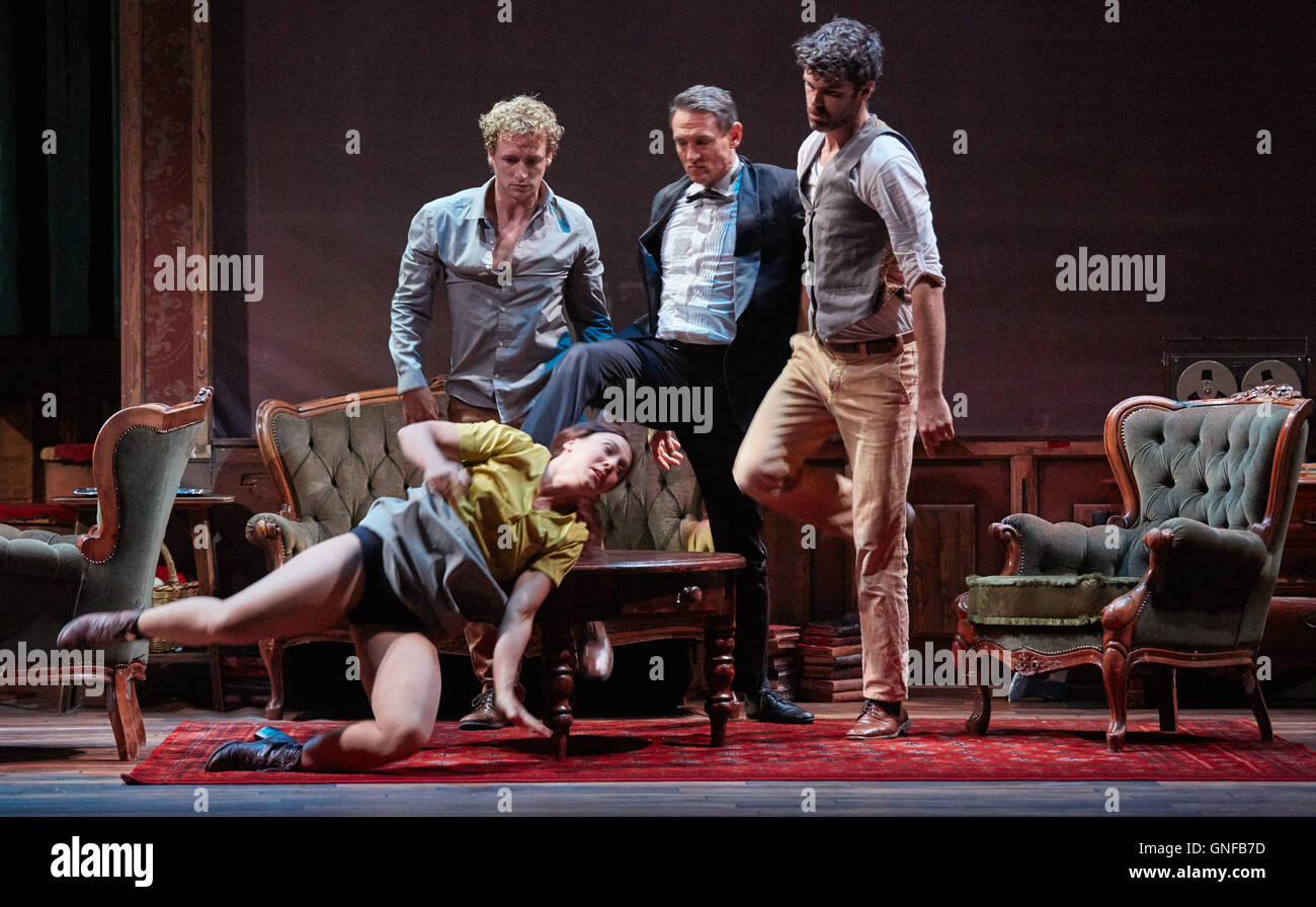 Hamburg, Germany. 30th Aug, 2016. Actors Silke Hundertmark (L-R ...