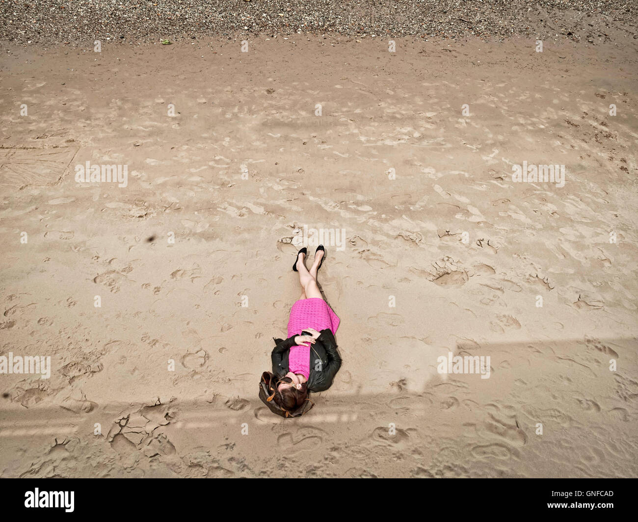 London, UK. 30th August, 2016. UK Weather: A lady takes an afternoon ...