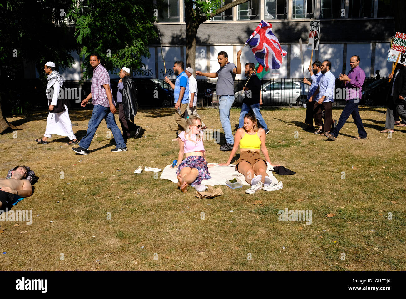 Bangladeshi activists demonstrate against the Jamaat-e-Islami leader's ...