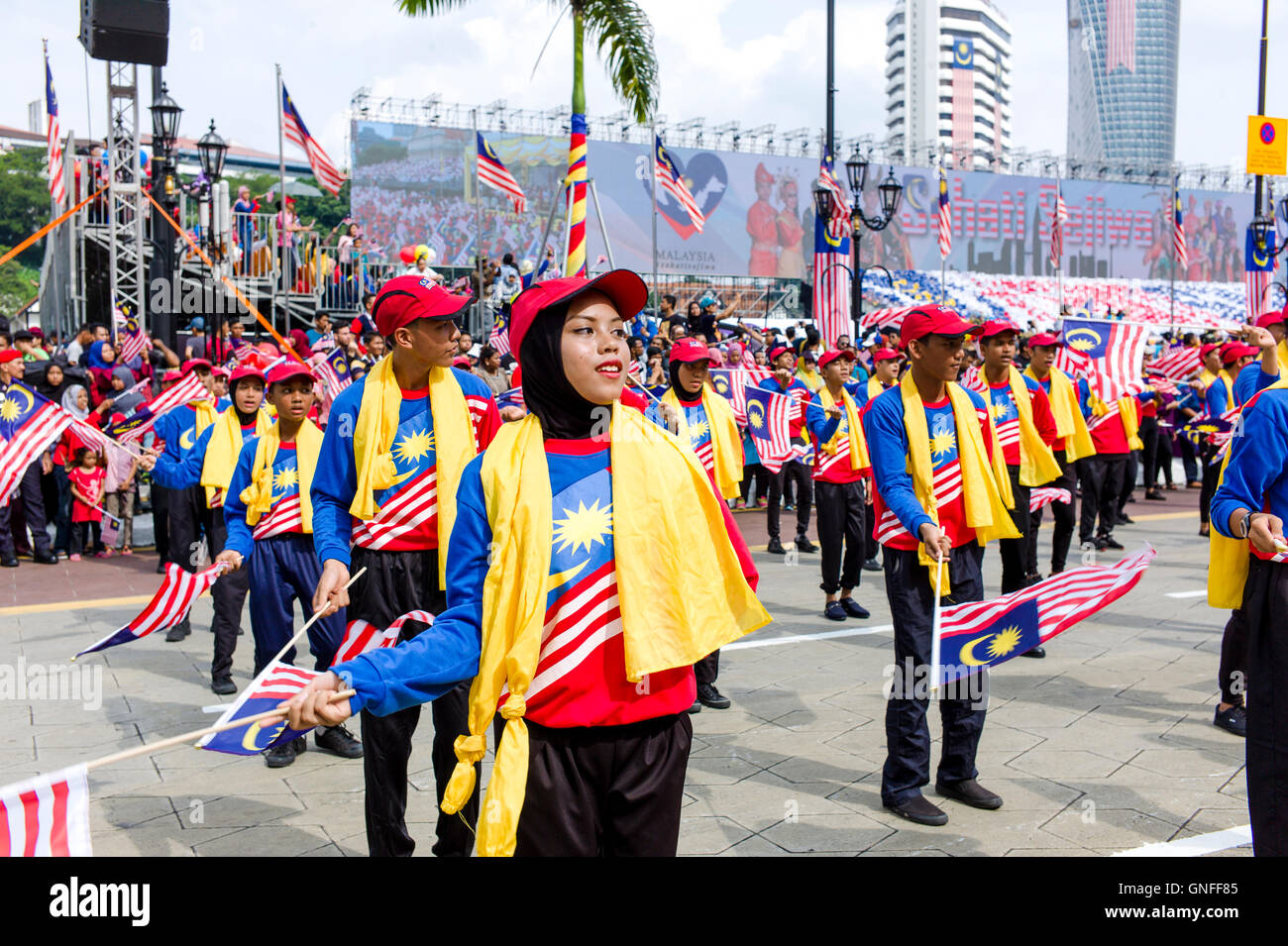 Kuala Lumpur, Malaysia. 31st Aug, 2016. Performers wave national flags ...