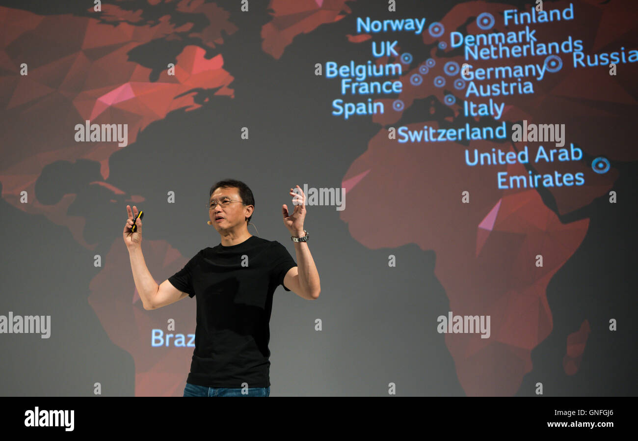 Berlin, Germany. 31st Aug, 2016. CEO of Acer, Jason Chen (r), presents ...