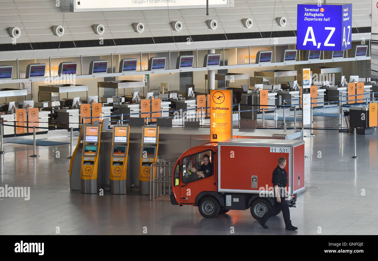 Frankfurt, Germany. 31st Aug, 2016. A bomb defuser drives with a ...