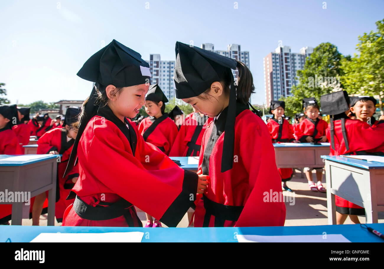 Traditional clothes china han hi-res stock photography and images - Alamy