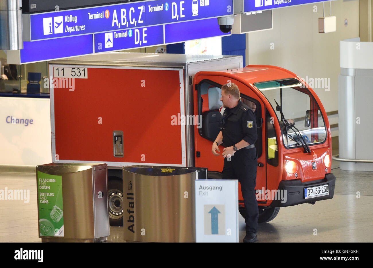Frankfurt, Germany. 31st Aug, 2016. A bomb defuser drives with a ...